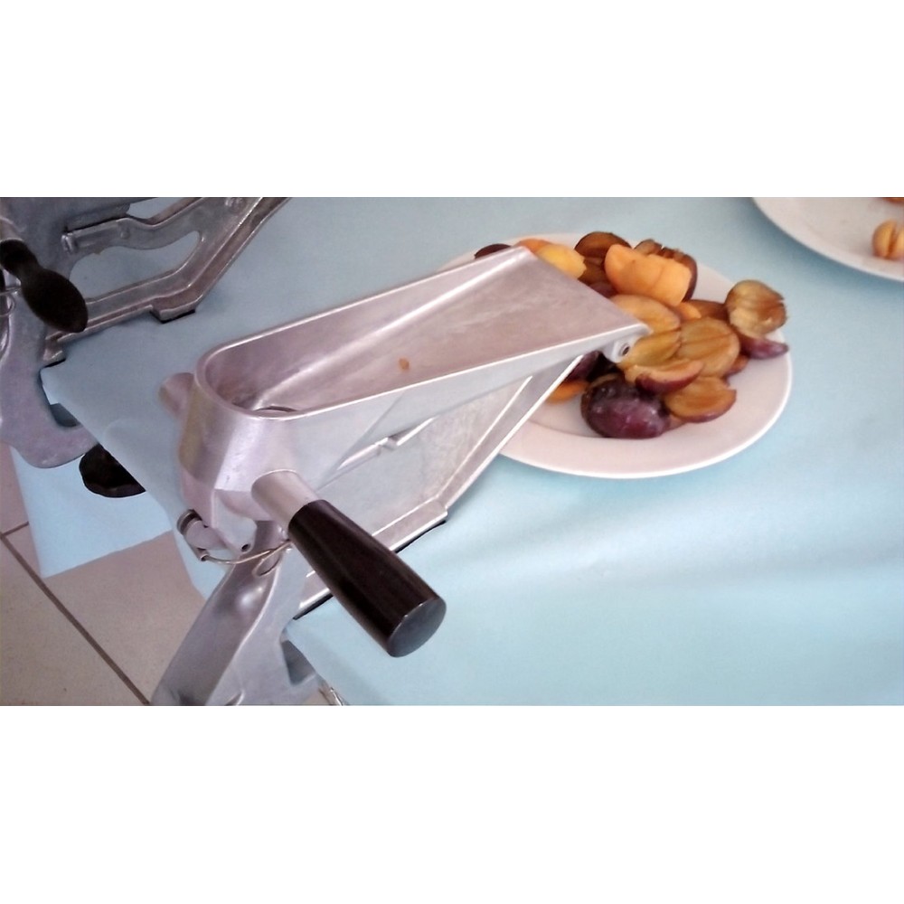Hand plum and apricot pitting machine - Plum and apricot pitter / Destoner