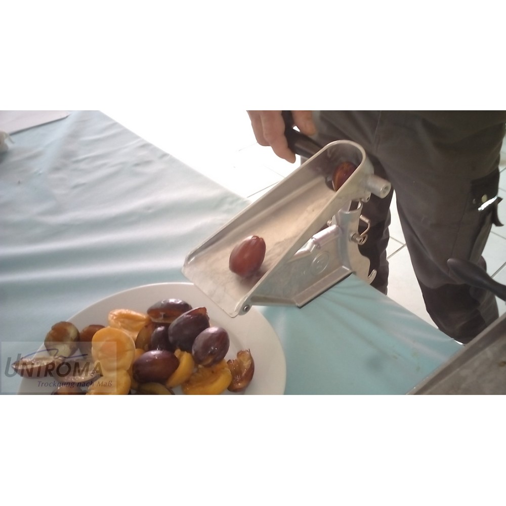 Hand plum and apricot pitting machine - Plum and apricot pitter / Destoner